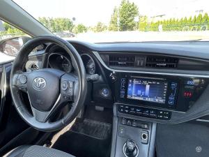 Sarkans Toyota Auris 2016 Viļņa, ar dzinēja tilpumu 1.80 L un nobraukumu 219 tūkst. km par 11500 €, foto 33 vietnē AUTOMOTO.COM.LV