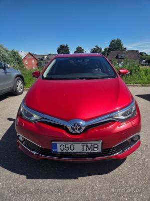Sarkans Toyota Auris 2016 Tallina, ar dzinēja tilpumu 1.80 L un nobraukumu 102 tūkst. km par 12300 €, foto  vietnē AUTOMOTO.COM.LV