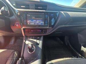 Sarkans Toyota Auris 2016 Tallina, ar dzinēja tilpumu 1.80 L un nobraukumu 102 tūkst. km par 12300 €, foto 5 vietnē AUTOMOTO.COM.LV