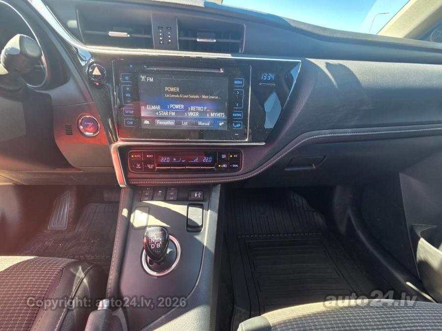 Sarkans Toyota Auris 2016 Tallina, ar dzinēja tilpumu 1.80 L un nobraukumu 102 tūkst. km par 12300 €, foto 5 vietnē AUTOMOTO.COM.LV