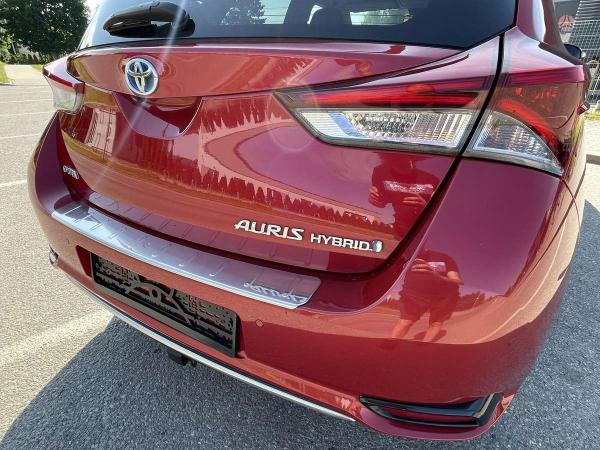 Red Toyota Auris 2016 in Vilnius, with an engine capacity of 1.80 L and mileage of 219 thousand km for 11200 €, photo 1 on AUTOMOTO.COM.LV