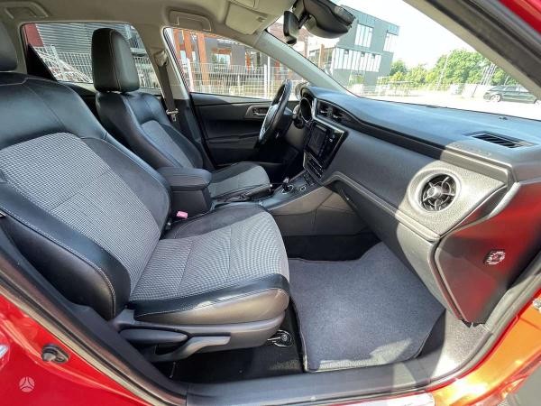 Red Toyota Auris 2016 in Vilnius, with an engine capacity of 1.80 L and mileage of 219 thousand km for 11200 €, photo 5 on AUTOMOTO.COM.LV