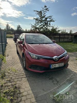 Sarkans Toyota Auris 2016 Rīga, ar dzinēja tilpumu 1.80 L un nobraukumu 235 tūkst. km par 2600 €, foto  vietnē AUTOMOTO.COM.LV