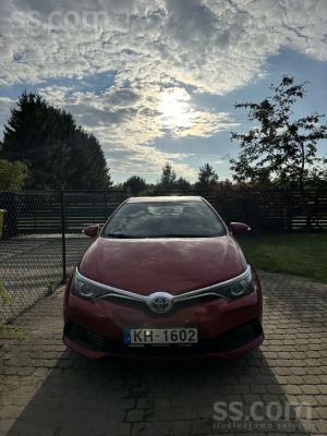 Sarkans Toyota Auris 2016 Rīga, ar dzinēja tilpumu 1.80 L un nobraukumu 235 tūkst. km par 2600 €, foto 3 vietnē AUTOMOTO.COM.LV