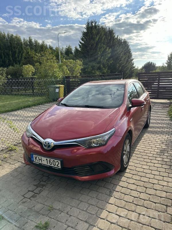 Sarkans Toyota Auris 2016 Rīga, ar dzinēja tilpumu 1.80 L un nobraukumu 235 tūkst. km par 2600 €, foto 4 vietnē AUTOMOTO.COM.LV