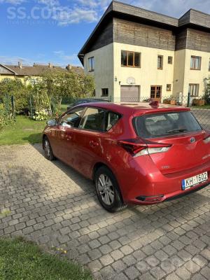 Sarkans Toyota Auris 2016 Rīga, ar dzinēja tilpumu 1.80 L un nobraukumu 235 tūkst. km par 2600 €, foto 5 vietnē AUTOMOTO.COM.LV