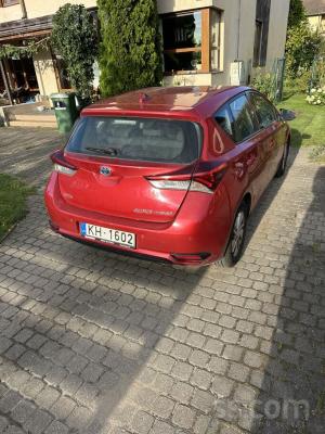 Sarkans Toyota Auris 2016 Rīga, ar dzinēja tilpumu 1.80 L un nobraukumu 235 tūkst. km par 2600 €, foto 6 vietnē AUTOMOTO.COM.LV
