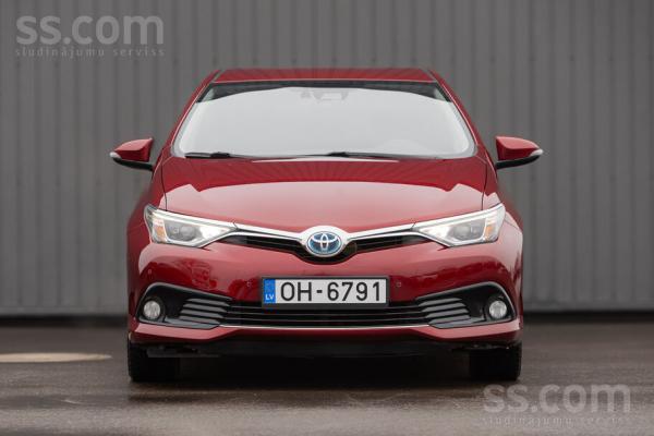 Red Toyota Auris 2017 in Jelgava, with an engine capacity of 1.80 L and mileage of 0 thousand km for 9400 €, photo 3 on AUTOMOTO.COM.LV