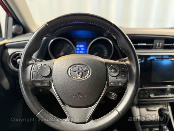 Sarkans Toyota Auris 2017 Tallina, ar dzinēja tilpumu 1.60 L un nobraukumu 98 tūkst. km par 12500 €, foto 9 vietnē AUTOMOTO.COM.LV