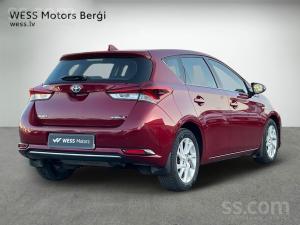 Sarkans Toyota Auris 2017 Rīga, ar dzinēja tilpumu 1.80 L un nobraukumu 151 tūkst. km par 11990 €, foto 3 vietnē AUTOMOTO.COM.LV