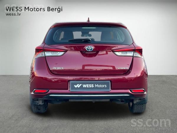 Red Toyota Auris 2017 in Riga, with an engine capacity of 1.80 L and mileage of 151 thousand km for 11990 €, photo 4 on AUTOMOTO.COM.LV