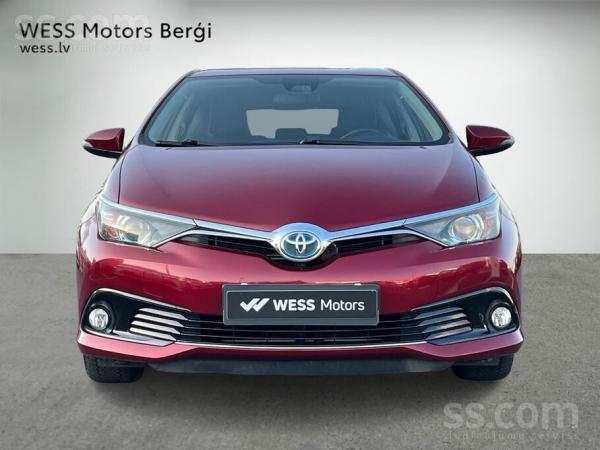 Red Toyota Auris 2017 in Riga, with an engine capacity of 1.80 L and mileage of 151 thousand km for 11990 €, photo 5 on AUTOMOTO.COM.LV