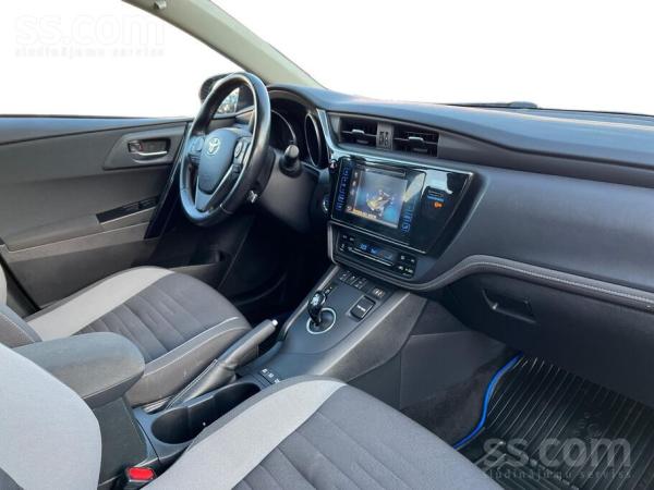 Red Toyota Auris 2017 in Riga, with an engine capacity of 1.80 L and mileage of 151 thousand km for 11990 €, photo 6 on AUTOMOTO.COM.LV