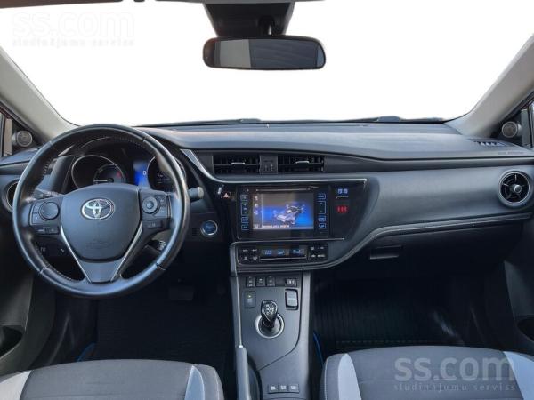 Red Toyota Auris 2017 in Riga, with an engine capacity of 1.80 L and mileage of 151 thousand km for 11990 €, photo 8 on AUTOMOTO.COM.LV