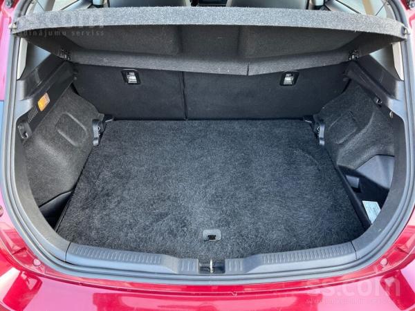 Red Toyota Auris 2017 in Riga, with an engine capacity of 1.80 L and mileage of 151 thousand km for 11990 €, photo 10 on AUTOMOTO.COM.LV