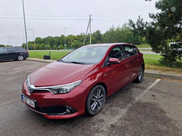 Red Toyota Auris 2017 in Vilnius, with an engine capacity of 1.80 L and mileage of 156 thousand km for 11950 €, photo 1 on AUTOMOTO.COM.LV