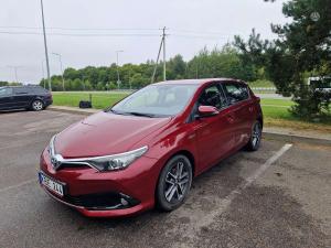 Sarkans Toyota Auris 2017 Viļņa, ar dzinēja tilpumu 1.80 L un nobraukumu 156 tūkst. km par 11950 €, foto  vietnē AUTOMOTO.COM.LV