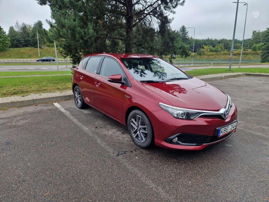 Sarkans Toyota Auris 2017 Viļņa, ar dzinēja tilpumu 1.80 L un nobraukumu 156 tūkst. km par 11950 €, foto 3 vietnē AUTOMOTO.COM.LV