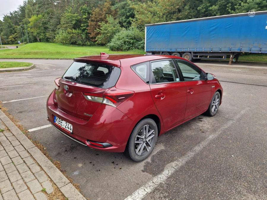 Sarkans Toyota Auris 2017 Viļņa, ar dzinēja tilpumu 1.80 L un nobraukumu 156 tūkst. km par 11950 €, foto 4 vietnē AUTOMOTO.COM.LV
