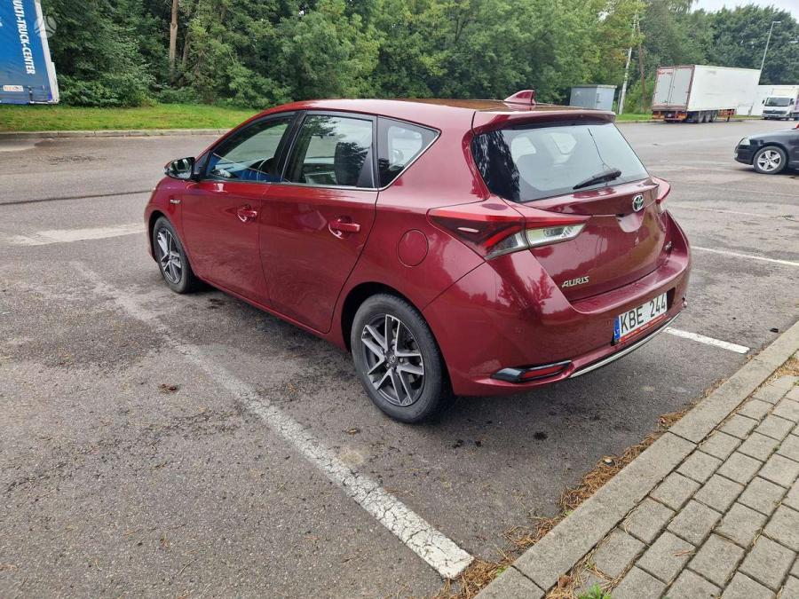 Sarkans Toyota Auris 2017 Viļņa, ar dzinēja tilpumu 1.80 L un nobraukumu 156 tūkst. km par 11950 €, foto 5 vietnē AUTOMOTO.COM.LV
