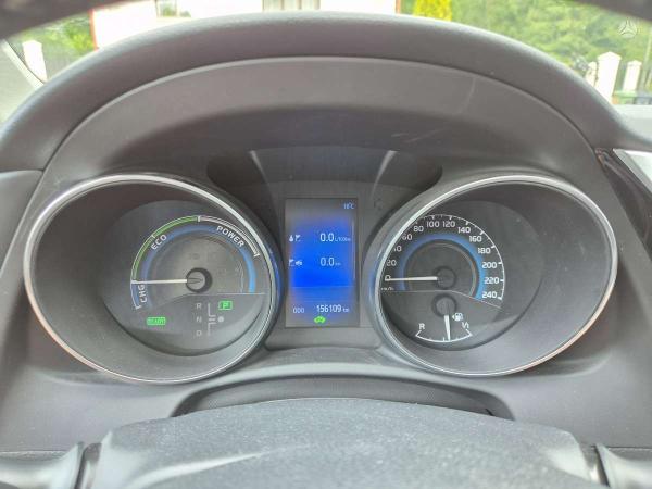 Red Toyota Auris 2017 in Vilnius, with an engine capacity of 1.80 L and mileage of 156 thousand km for 11950 €, photo 5 on AUTOMOTO.COM.LV