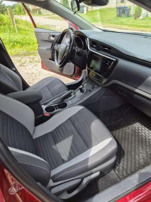 Sarkans Toyota Auris 2017 Viļņa, ar dzinēja tilpumu 1.80 L un nobraukumu 156 tūkst. km par 11950 €, foto 7 vietnē AUTOMOTO.COM.LV