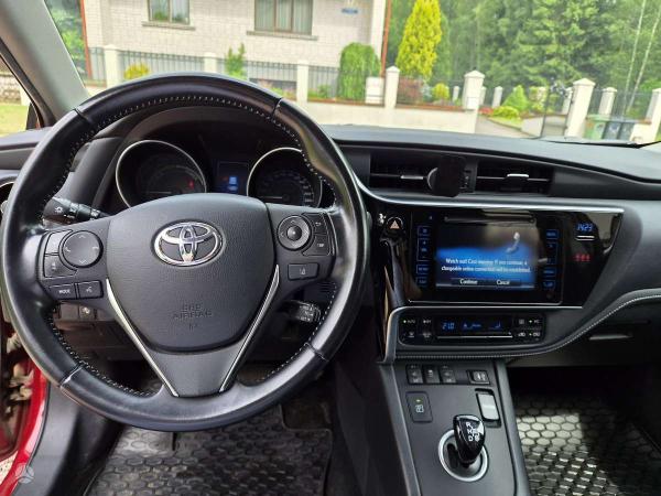 Red Toyota Auris 2017 in Vilnius, with an engine capacity of 1.80 L and mileage of 156 thousand km for 11950 €, photo 9 on AUTOMOTO.COM.LV