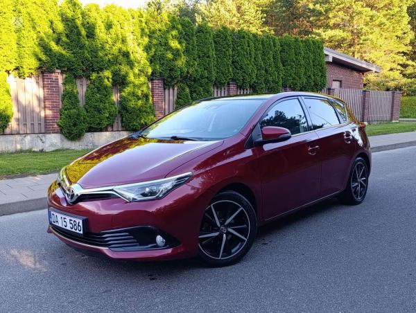 Sarkans Toyota Auris 2017 Viļņa, ar dzinēja tilpumu 1.20 L un nobraukumu 176 tūkst. km par 7300 €, foto 1 vietnē AUTOMOTO.COM.LV
