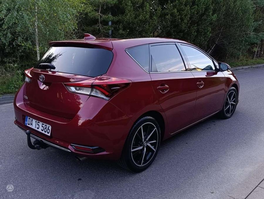 Red Toyota Auris 2017 in Vilnius, with an engine capacity of 1.20 L and mileage of 176 thousand km for 7300 €, photo 4 on AUTOMOTO.COM.LV