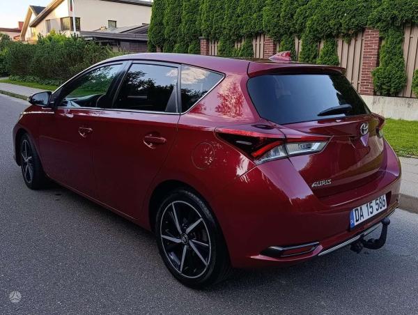 Sarkans Toyota Auris 2017 Viļņa, ar dzinēja tilpumu 1.20 L un nobraukumu 176 tūkst. km par 7300 €, foto 4 vietnē AUTOMOTO.COM.LV