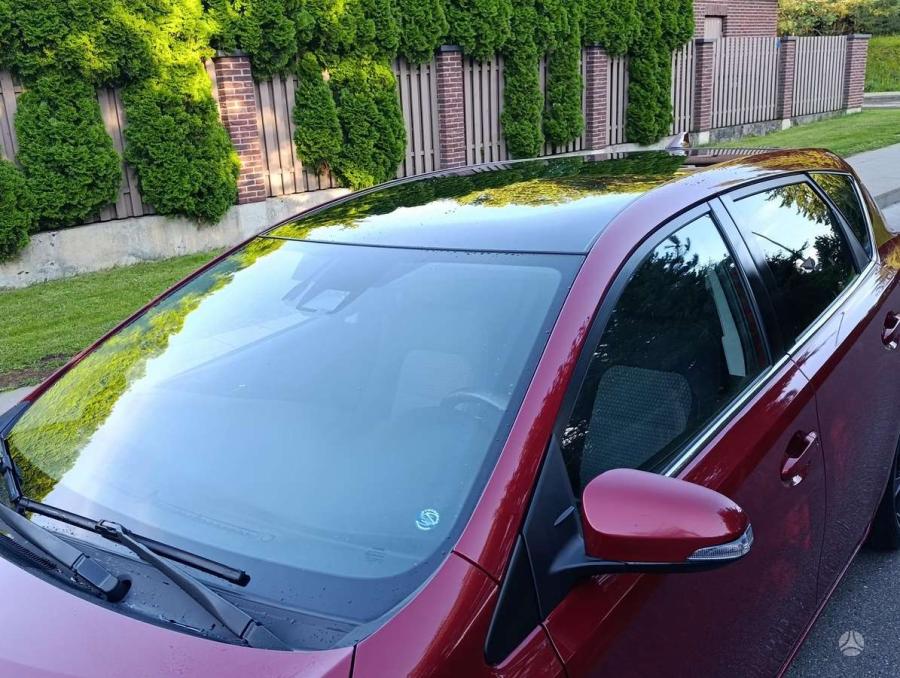 Red Toyota Auris 2017 in Vilnius, with an engine capacity of 1.20 L and mileage of 176 thousand km for 7300 €, photo 6 on AUTOMOTO.COM.LV