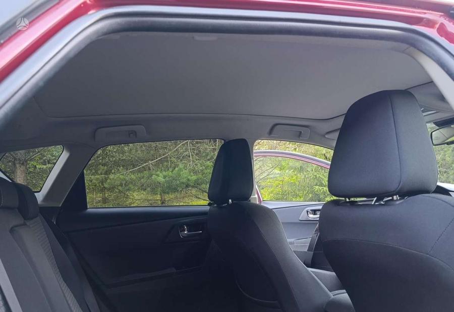 Red Toyota Auris 2017 in Vilnius, with an engine capacity of 1.20 L and mileage of 176 thousand km for 7300 €, photo 11 on AUTOMOTO.COM.LV