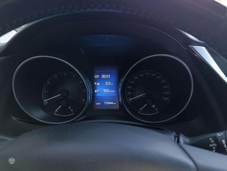 Red Toyota Auris 2017 in Vilnius, with an engine capacity of 1.20 L and mileage of 176 thousand km for 7300 €, photo 23 on AUTOMOTO.COM.LV