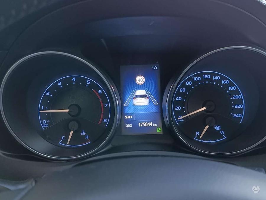 Red Toyota Auris 2017 in Vilnius, with an engine capacity of 1.20 L and mileage of 176 thousand km for 7300 €, photo 25 on AUTOMOTO.COM.LV