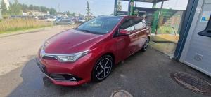 Red Toyota Auris 2017 in Utena, with an engine capacity of 1.60 L and mileage of 261 thousand km for 7100 €, photo 3 on AUTOMOTO.COM.LV