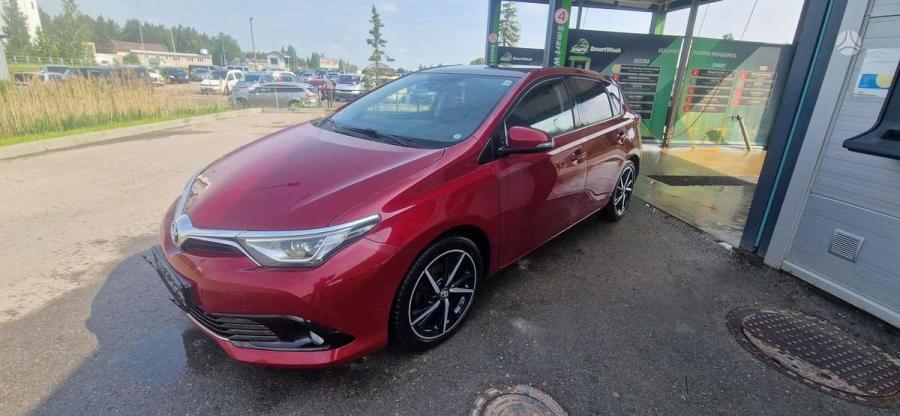 Red Toyota Auris 2017 in Utena, with an engine capacity of 1.60 L and mileage of 261 thousand km for 7100 €, photo 3 on AUTOMOTO.COM.LV