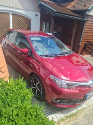 Sarkans Toyota Auris 2017 Talsi, ar dzinēja tilpumu 1.80 L un nobraukumu 65 tūkst. km par 12000 €, foto  vietnē AUTOMOTO.COM.LV