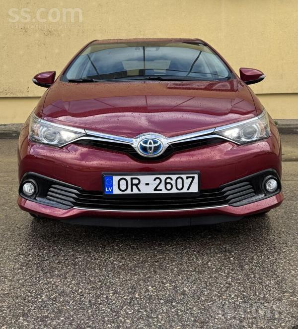Красный Тойота Аурис 2017 в Талси, объемом двигателя 1.80 л и пробегом 65 тыс. км за 11700 €, фото 4 на AUTOMOTO.COM.LV