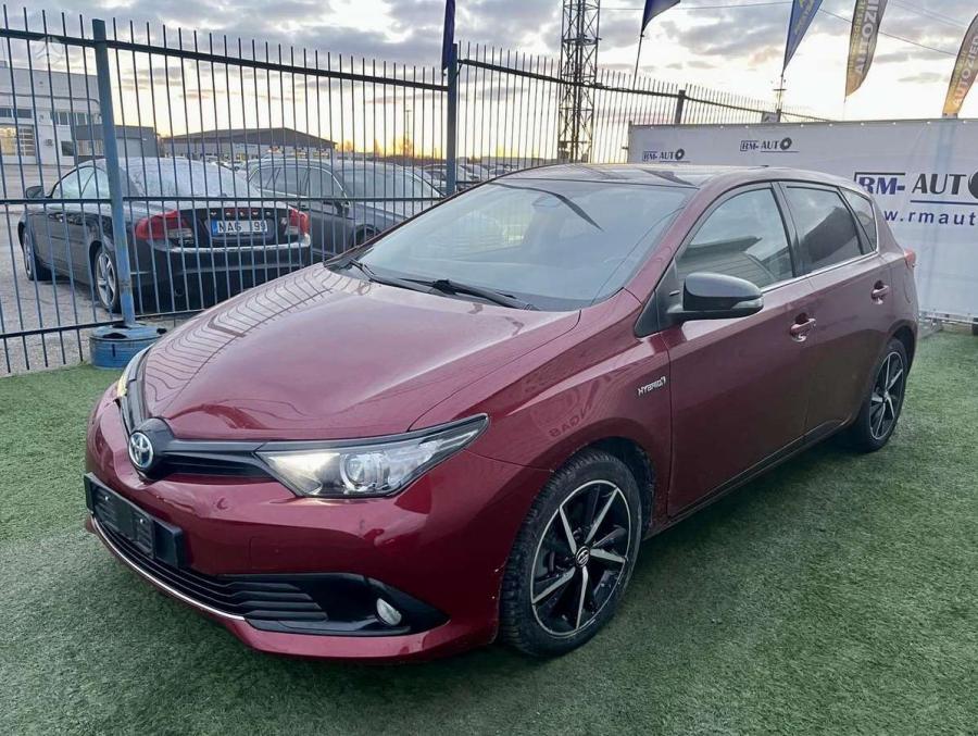 Red Toyota Auris 2018 in Panevezys, with an engine capacity of 1.80 L and mileage of 92 thousand km for 10700 €, photo 1 on AUTOMOTO.COM.LV