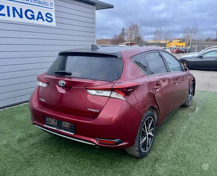 Red Toyota Auris 2018 in Panevezys, with an engine capacity of 1.80 L and mileage of 92 thousand km for 10700 €, photo 6 on AUTOMOTO.COM.LV