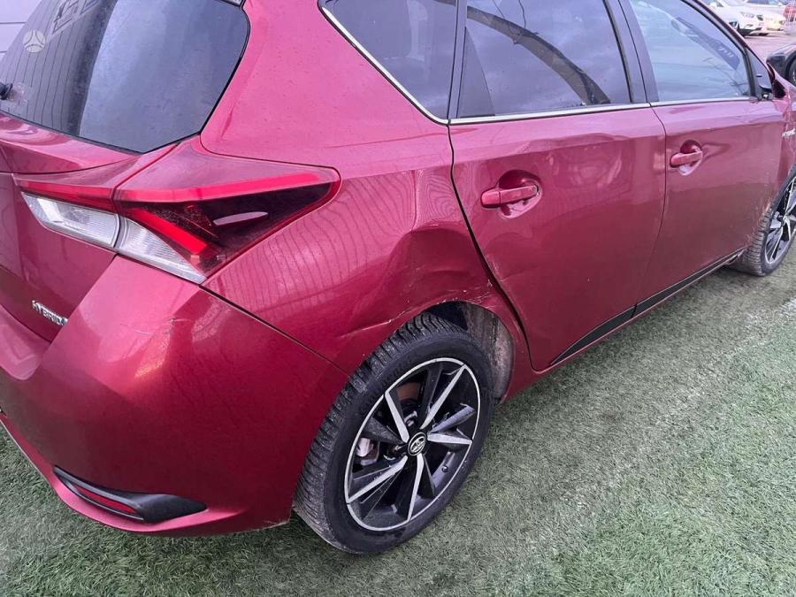 Red Toyota Auris 2018 in Panevezys, with an engine capacity of 1.80 L and mileage of 92 thousand km for 10700 €, photo 7 on AUTOMOTO.COM.LV