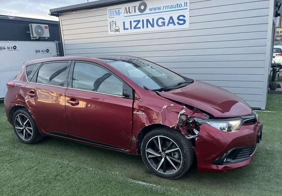 Red Toyota Auris 2018 in Panevezys, with an engine capacity of 1.80 L and mileage of 92 thousand km for 10700 €, photo 4 on AUTOMOTO.COM.LV