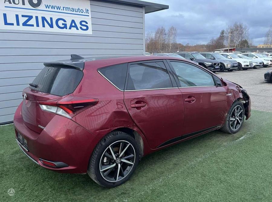 Red Toyota Auris 2018 in Panevezys, with an engine capacity of 1.80 L and mileage of 92 thousand km for 10700 €, photo 5 on AUTOMOTO.COM.LV