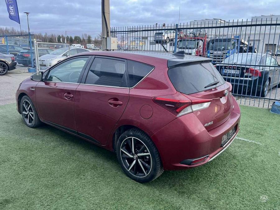 Red Toyota Auris 2018 in Panevezys, with an engine capacity of 1.80 L and mileage of 92 thousand km for 10700 €, photo 8 on AUTOMOTO.COM.LV