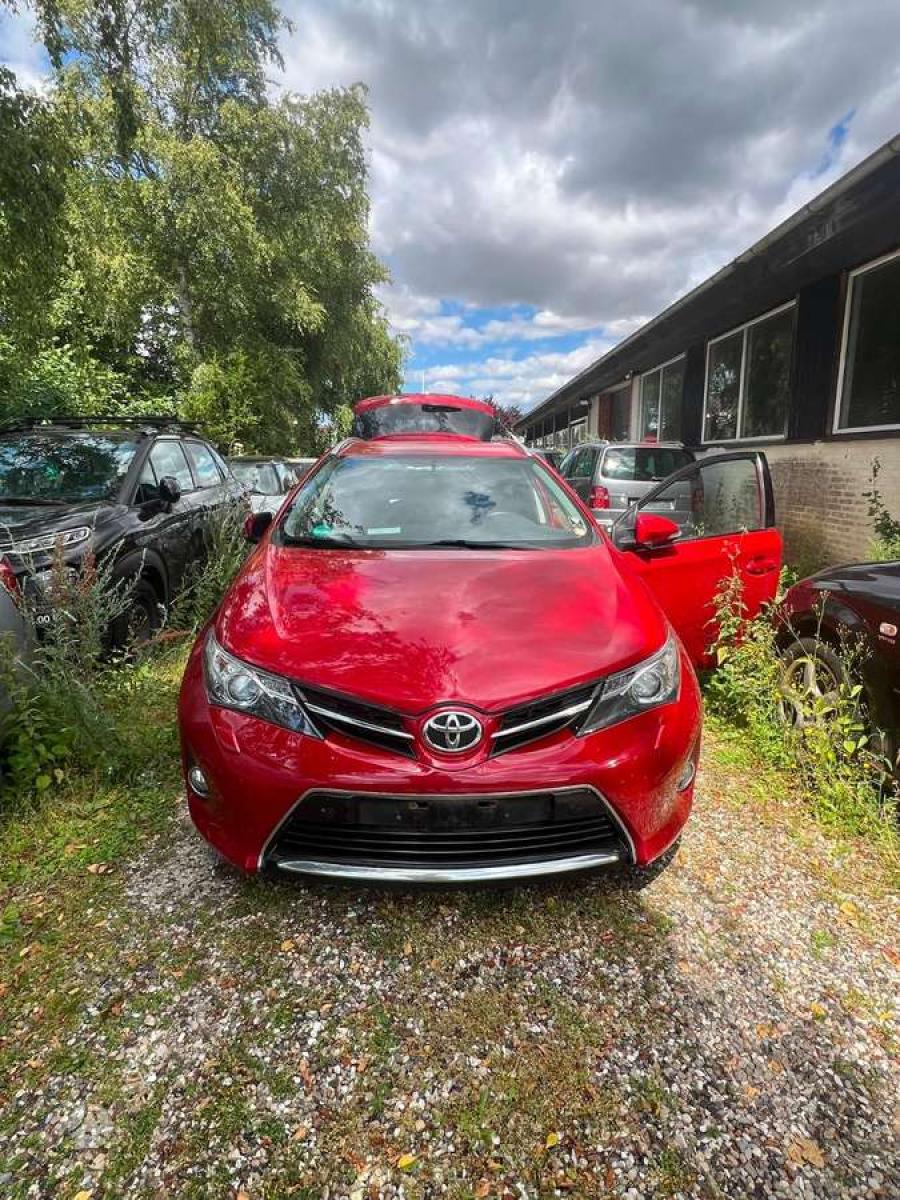 Sarkans Toyota Auris 2012 Viļņa, ar dzinēja tilpumu 2.00 L un nobraukumu 343 tūkst. km par 3950 €, foto 1 vietnē AUTOMOTO.COM.LV