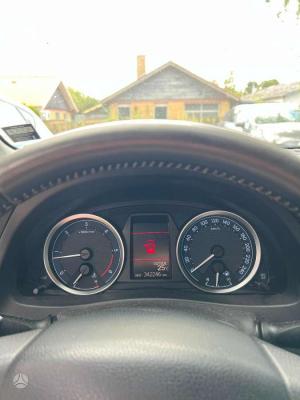 Sarkans Toyota Auris 2012 Viļņa, ar dzinēja tilpumu 2.00 L un nobraukumu 343 tūkst. km par 3950 €, foto 10 vietnē AUTOMOTO.COM.LV