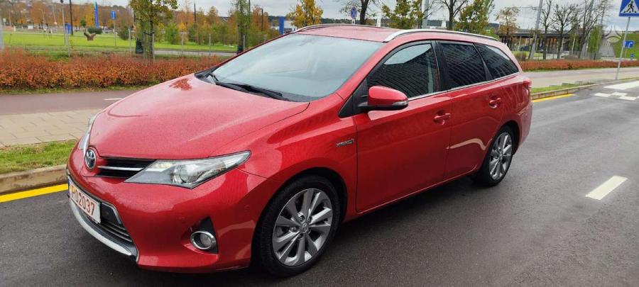 Red Toyota Auris 2013 in Vilnius, with an engine capacity of 1.80 L and mileage of 269 thousand km for 8500 €, photo 1 on AUTOMOTO.COM.LV
