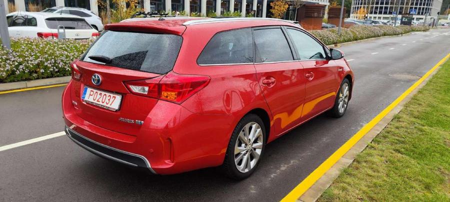 Red Toyota Auris 2013 in Vilnius, with an engine capacity of 1.80 L and mileage of 269 thousand km for 8500 €, photo 5 on AUTOMOTO.COM.LV