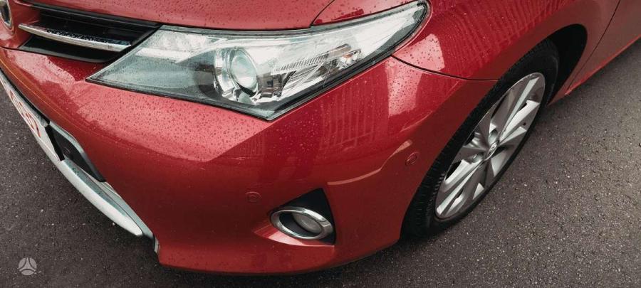 Red Toyota Auris 2013 in Vilnius, with an engine capacity of 1.80 L and mileage of 269 thousand km for 8500 €, photo 9 on AUTOMOTO.COM.LV