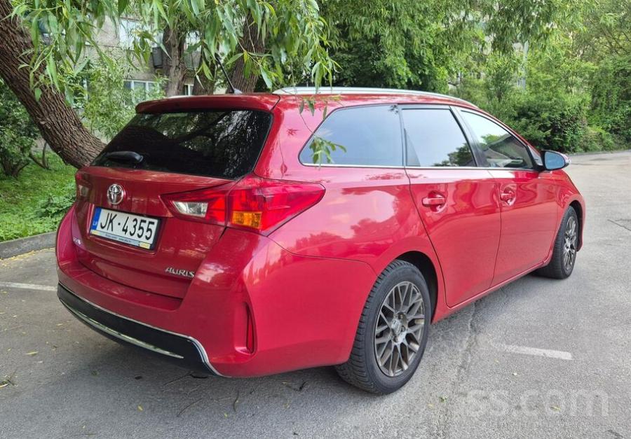 Sarkans Toyota Auris 2013 Rīga, ar dzinēja tilpumu 1.40 L un nobraukumu 238 tūkst. km par 5850 €, foto 2 vietnē AUTOMOTO.COM.LV